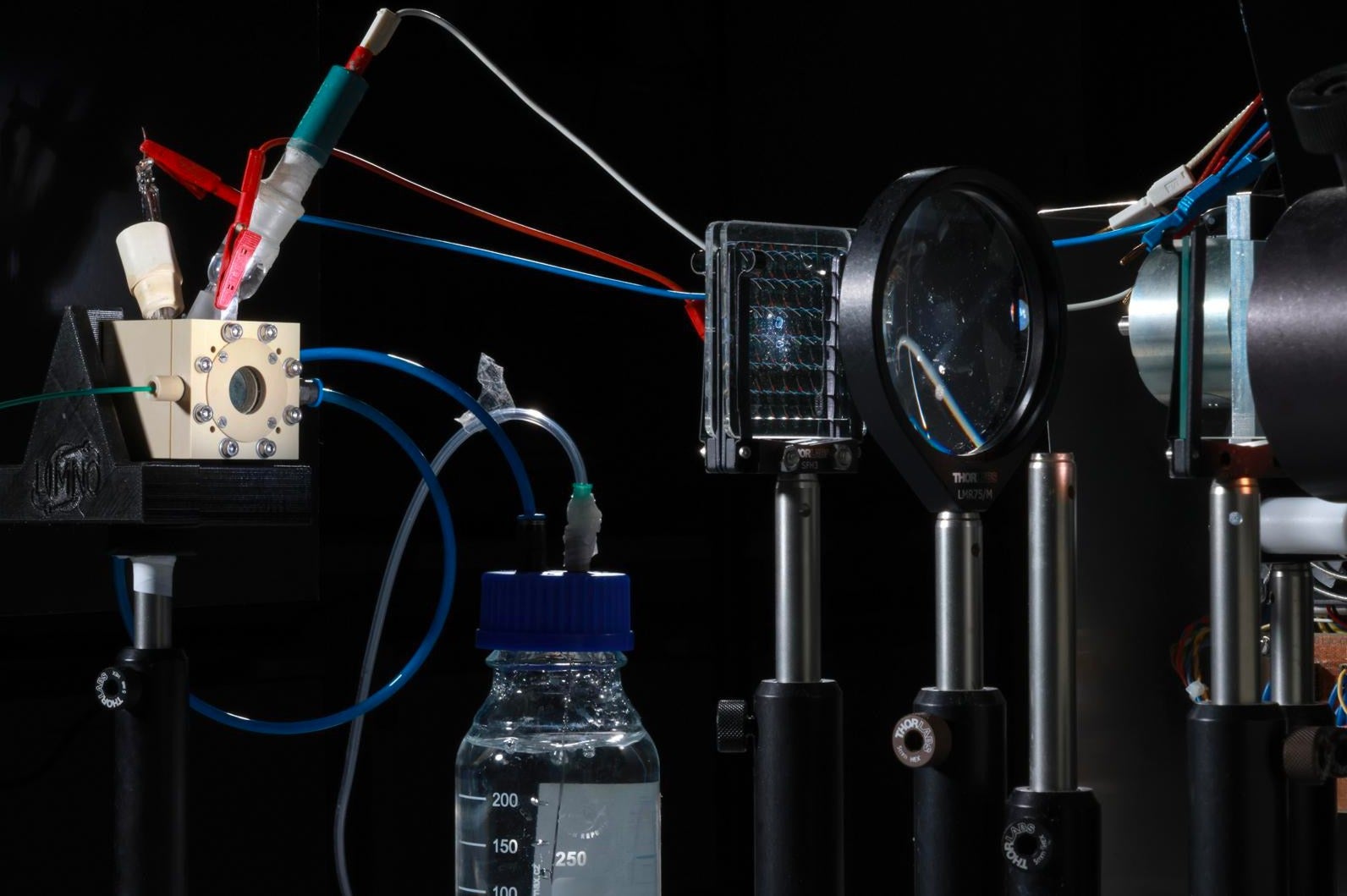 Revolutionary solar device creates hydrogen fuel out of thin air - The ...