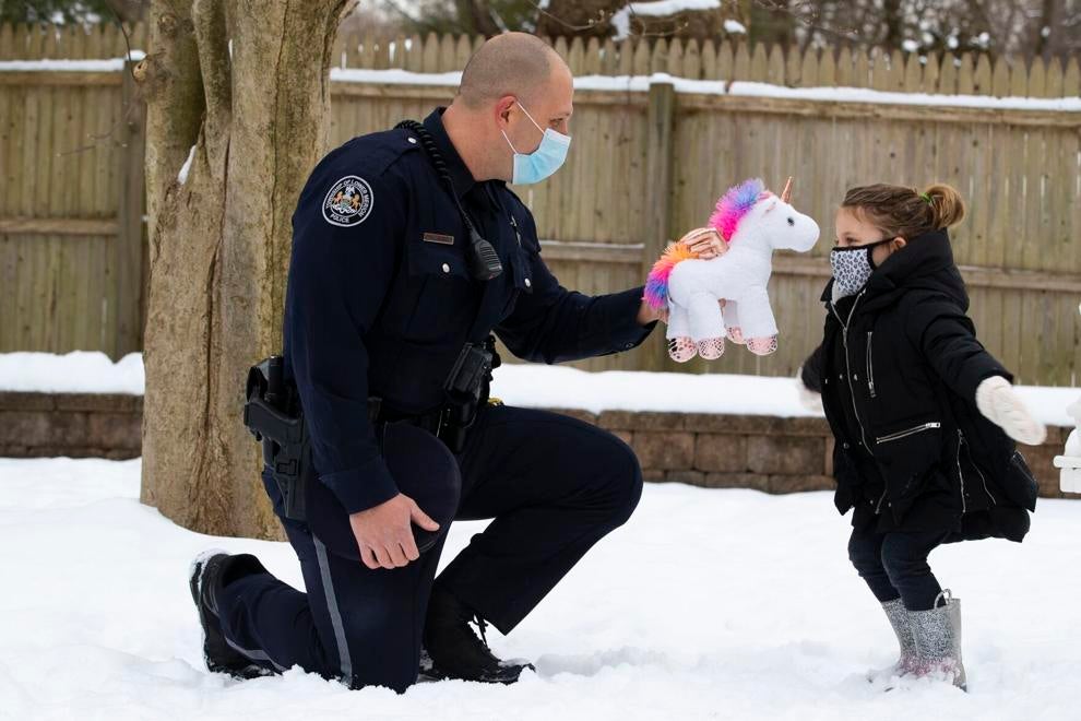 A police officer’s kindness, with an assist from a unicorn, touches a ...