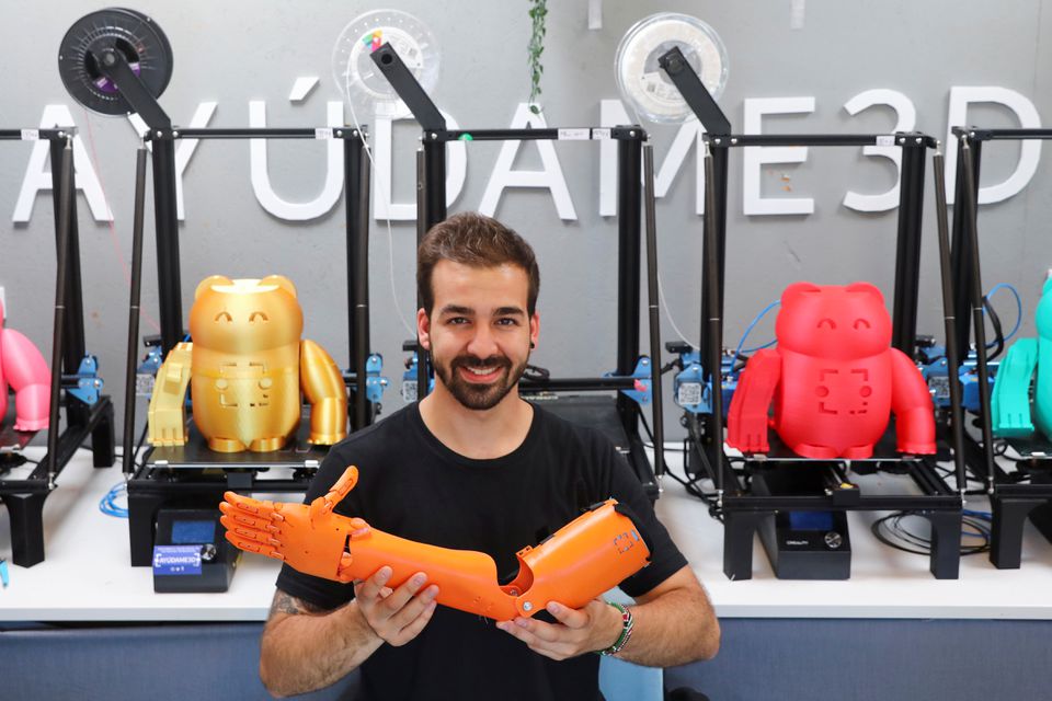 A helping hand: Spanish inventor crafts 3D-printed, prosthetic arms ...