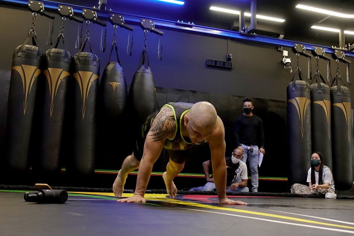 Brazilian man shatters the Guinness World Record for most burpees done ...