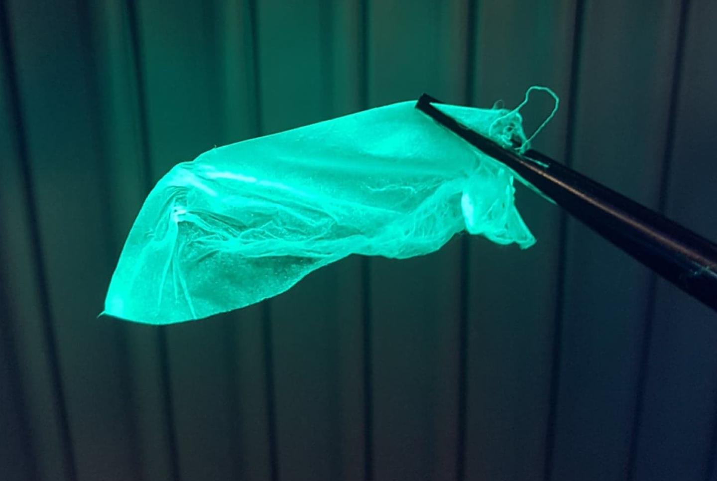 Smart wound dressings with built-in healing sensors glow when wounds ...