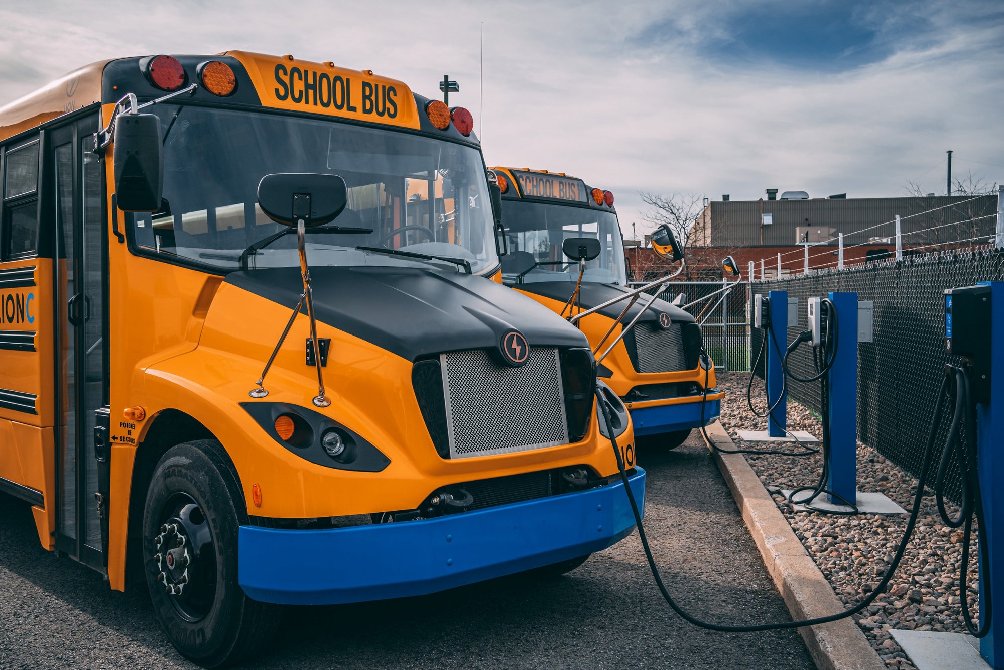 Electric school buses provide significant health, cost and climate ...