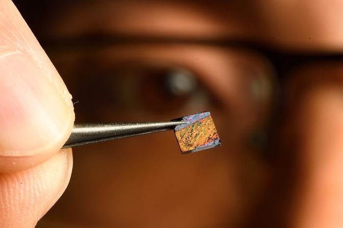 Revolutionary nano-chip quickly detects earliest sign of heart attack ...