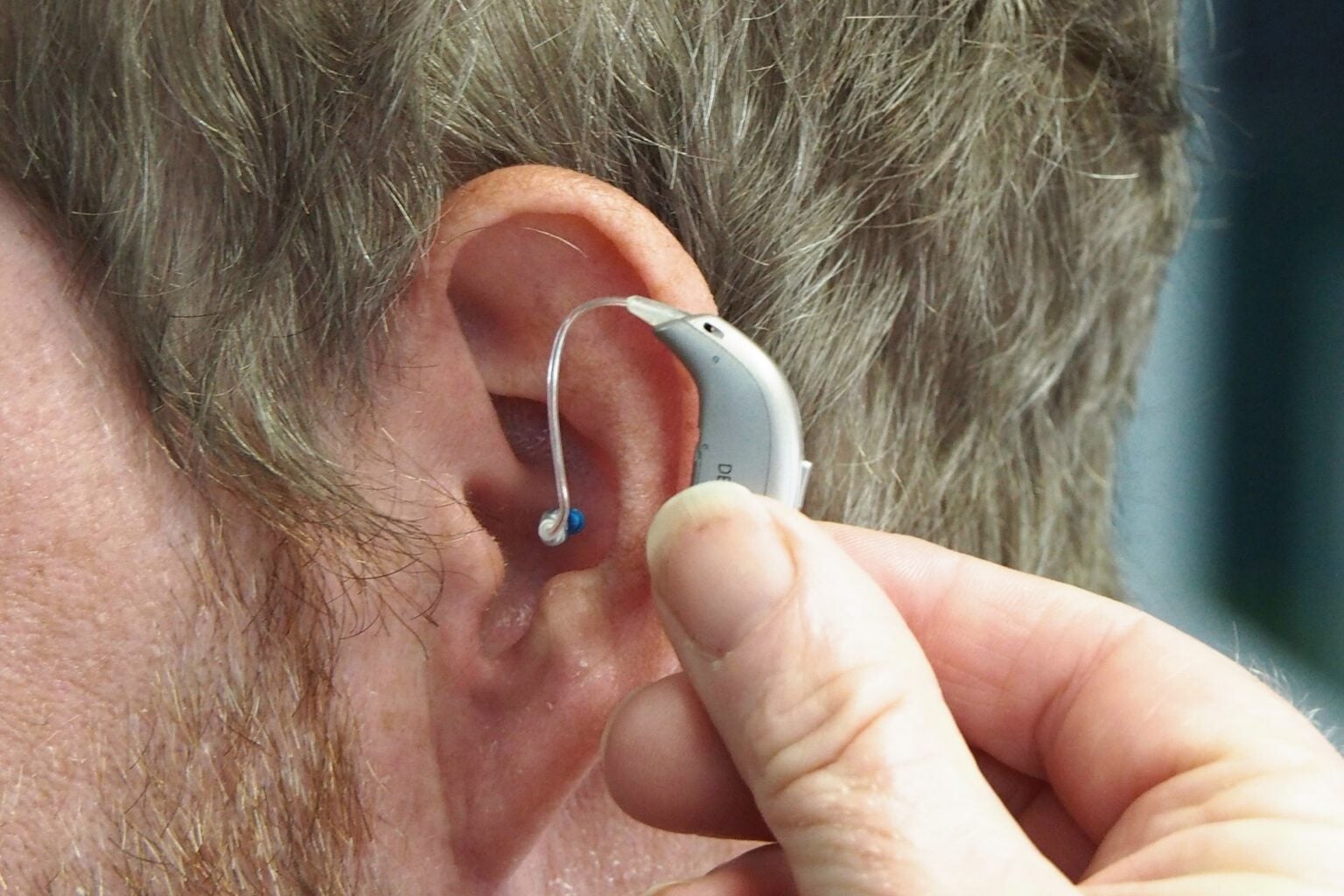Brain-inspired algorithm helps hearing aids cut through the noise - The ...