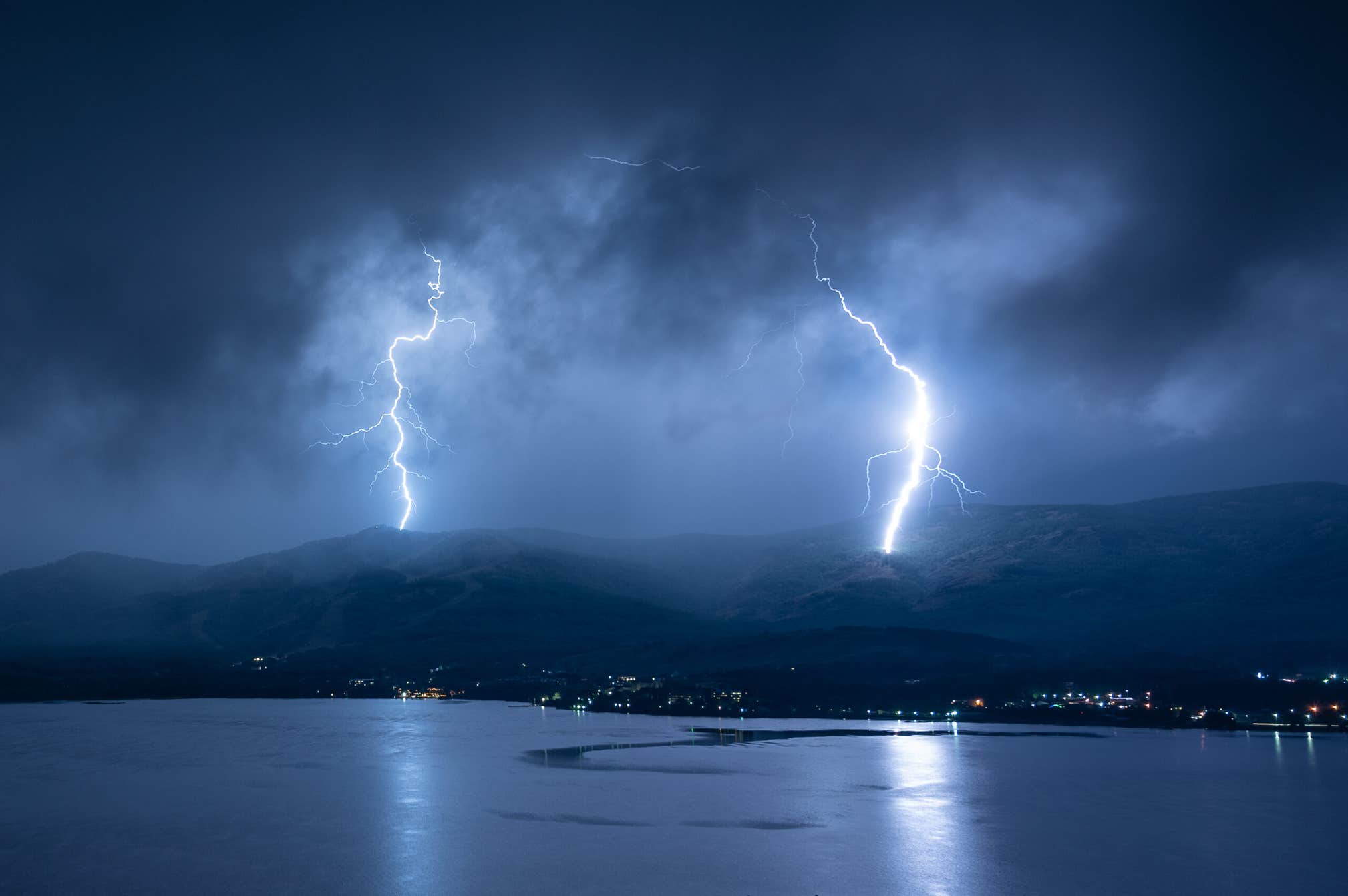 Scientists finally explain how lightning forms inside storm clouds ...